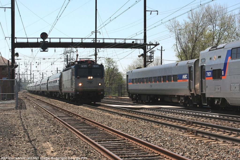 Amtrak train 186(25) meets MARC train 520(25)